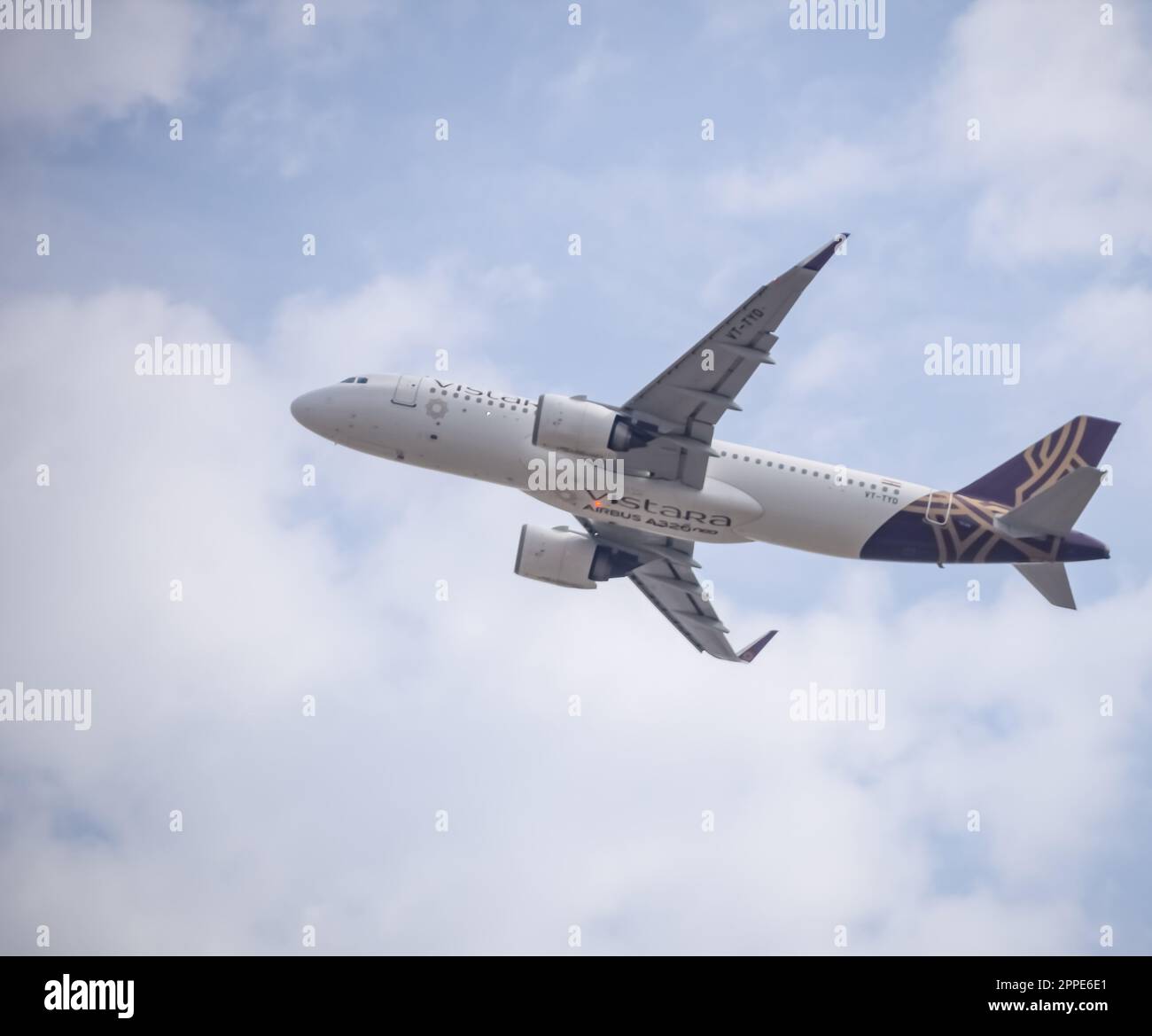 New Delhi, Indien, April 16 2023 - Vistara Airbus A320 NEO startet vom ...