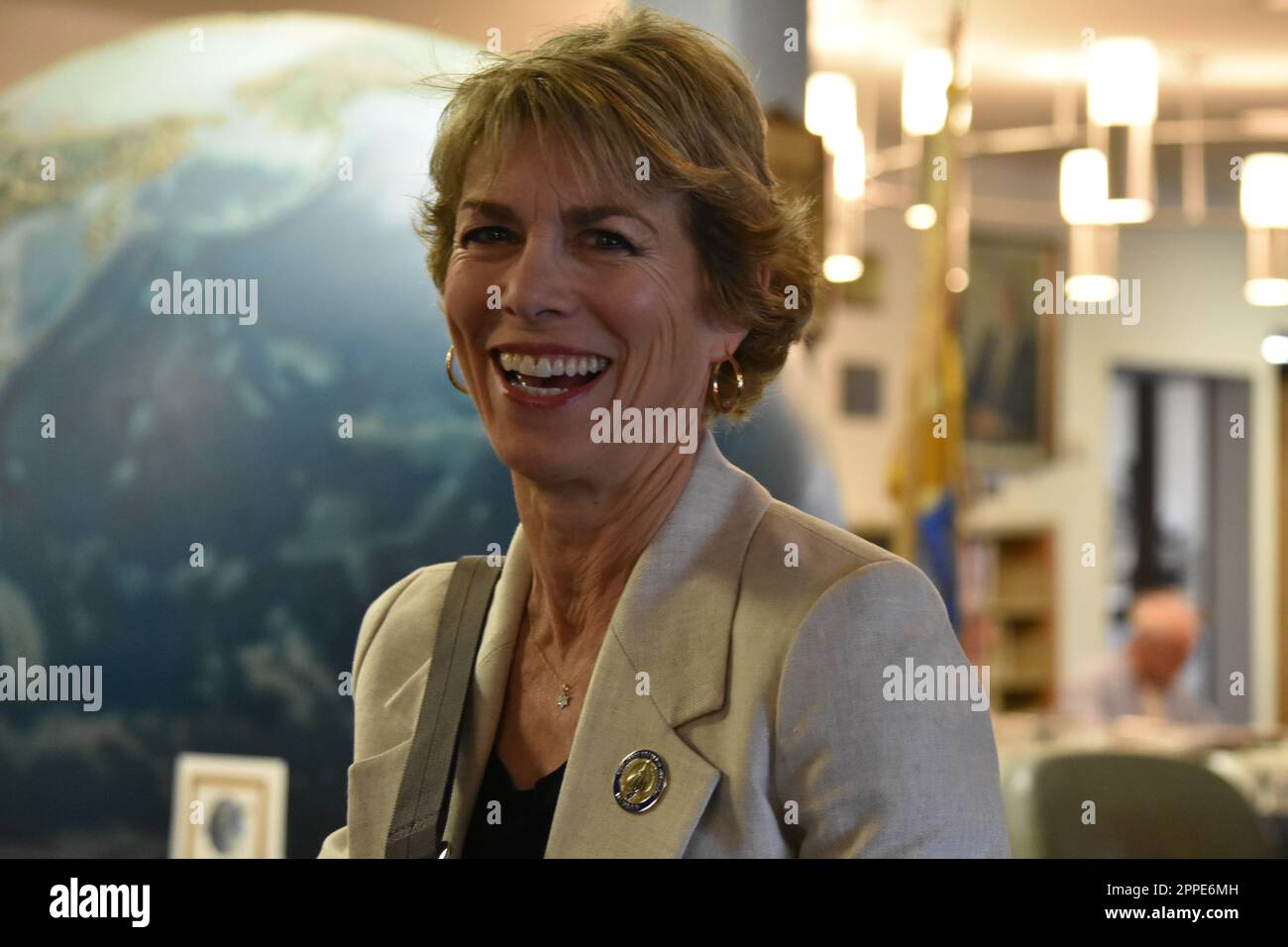 Die Abgeordnete Lisa Swain trifft in der Hauptlobby der Fair Lawn Public Library ein, um an der ...