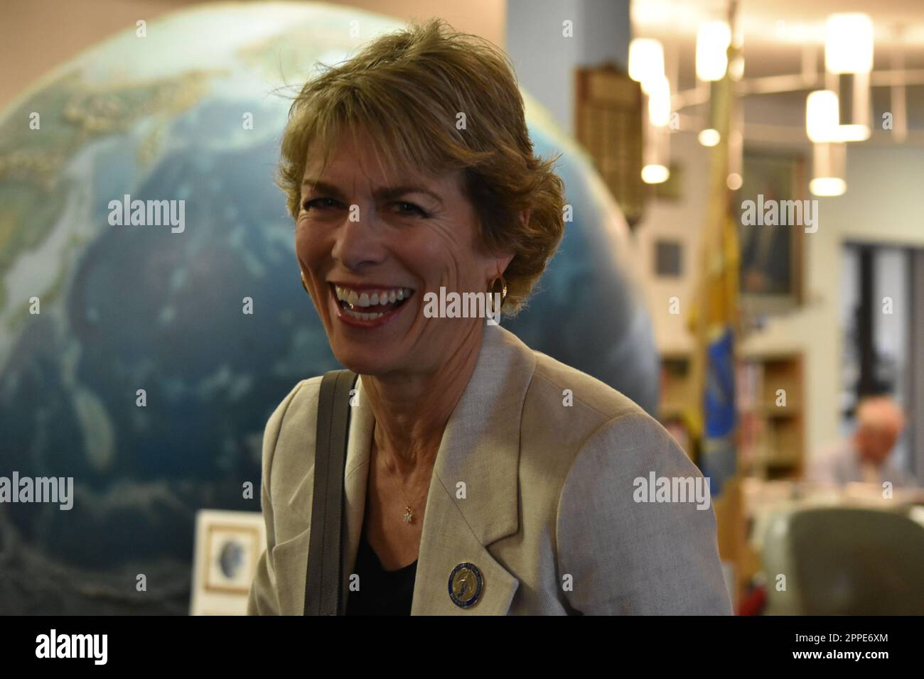 Die Abgeordnete Lisa Swain trifft in der Hauptlobby der Fair Lawn Public Library ein, um an der ...