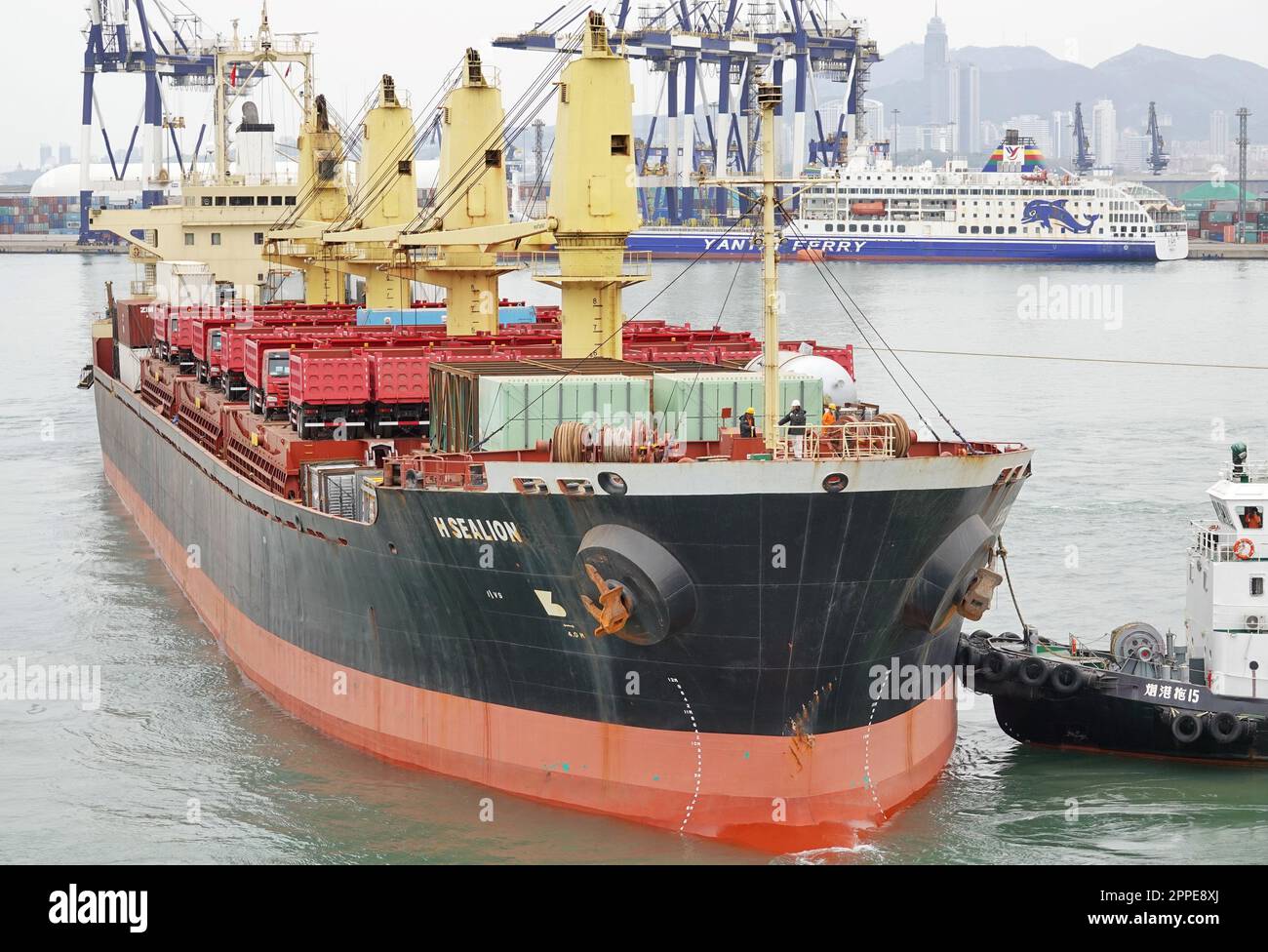 YANTAI, CHINA - 23. APRIL 2023 das Schiff Haishi, das 30.000 Tonnen ...