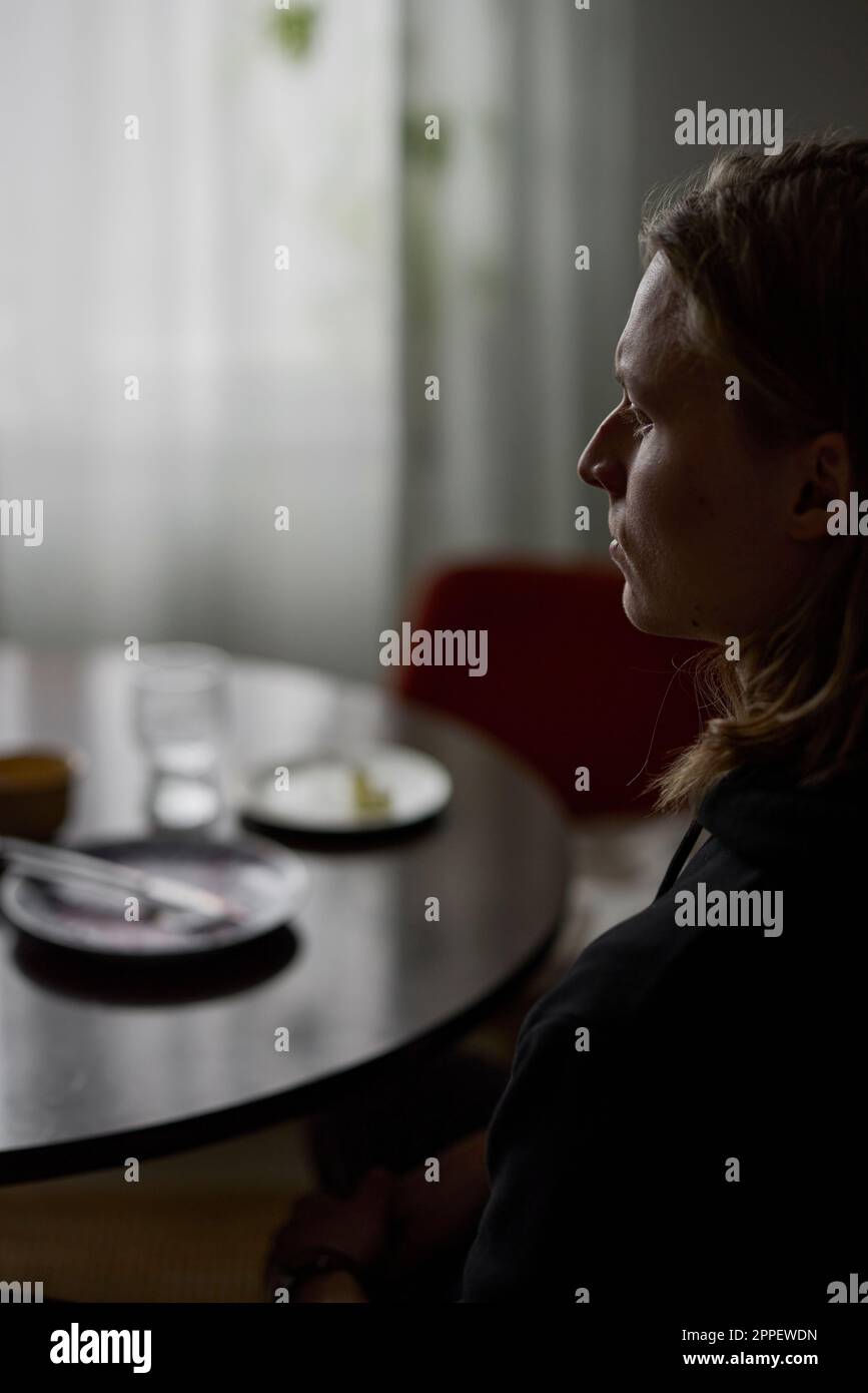 Silhouette düster menschen -Fotos und -Bildmaterial in hoher Auflösung – Alamy