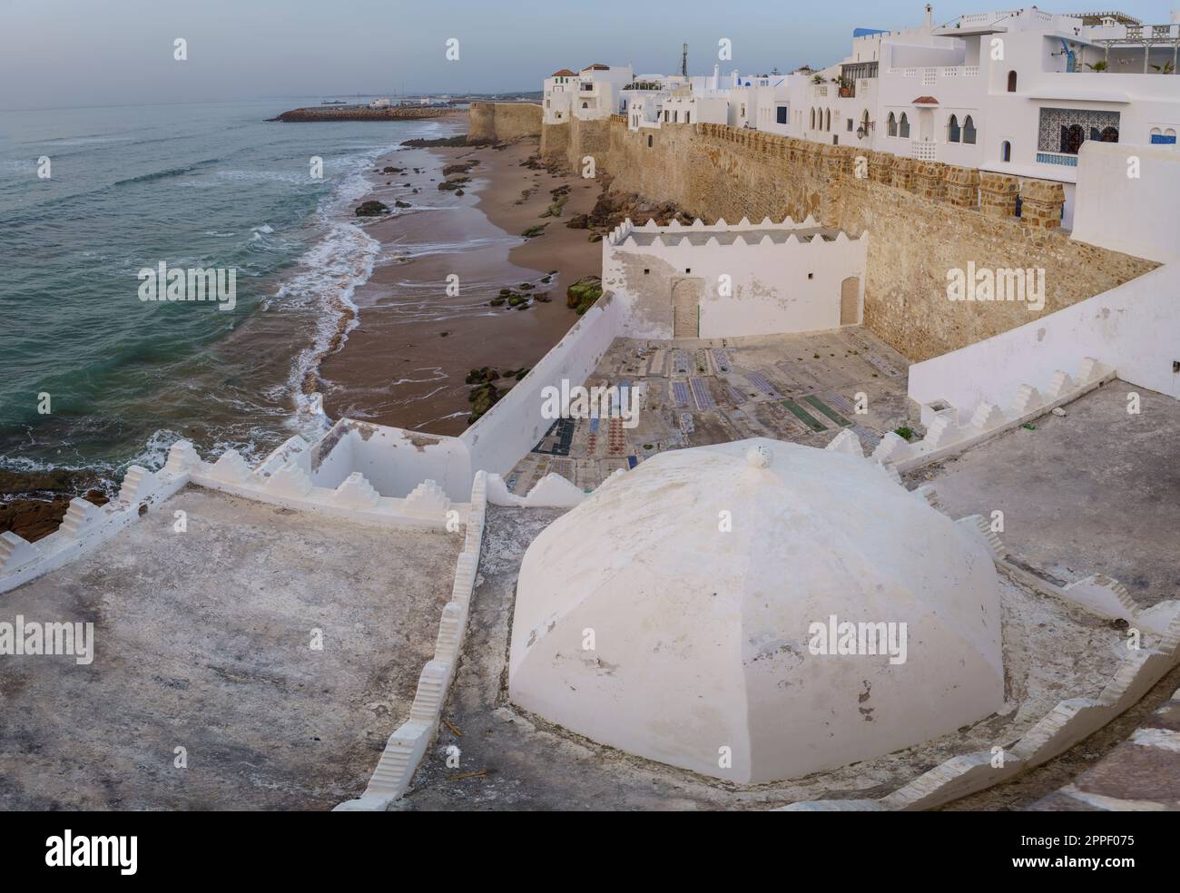 Friedhof und Mausoleum von Sidi Ahmed El Mansur aus Krikia, Asilah ...