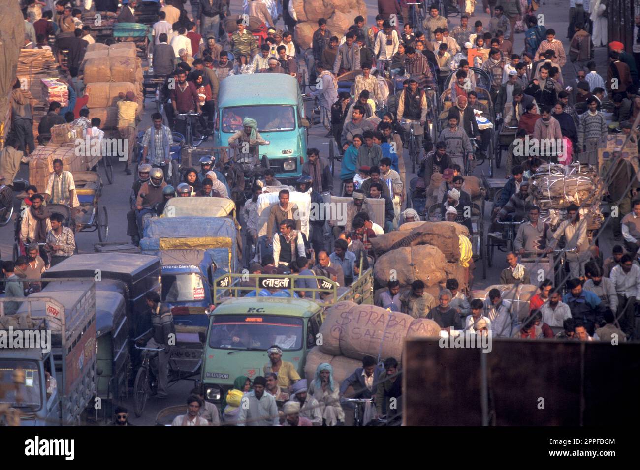 Verkehr auf einer Marktstraße mit einem Rikscha-Taxi in der Altstadt ...