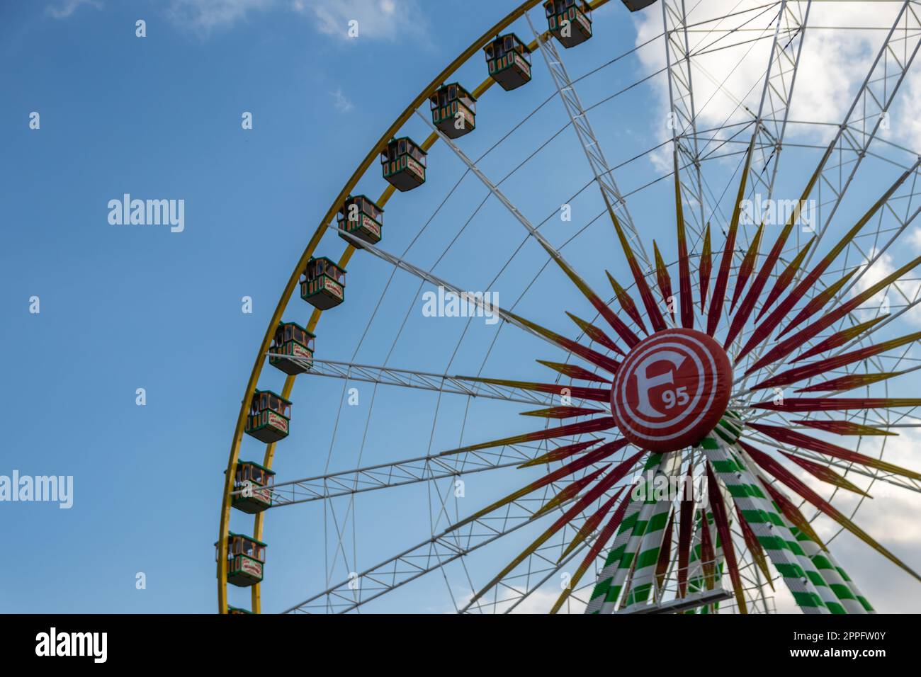 DÃ¼sseldorf, NRW, Deutschland - 07 14 2022: Großes Riesenrad mit ...