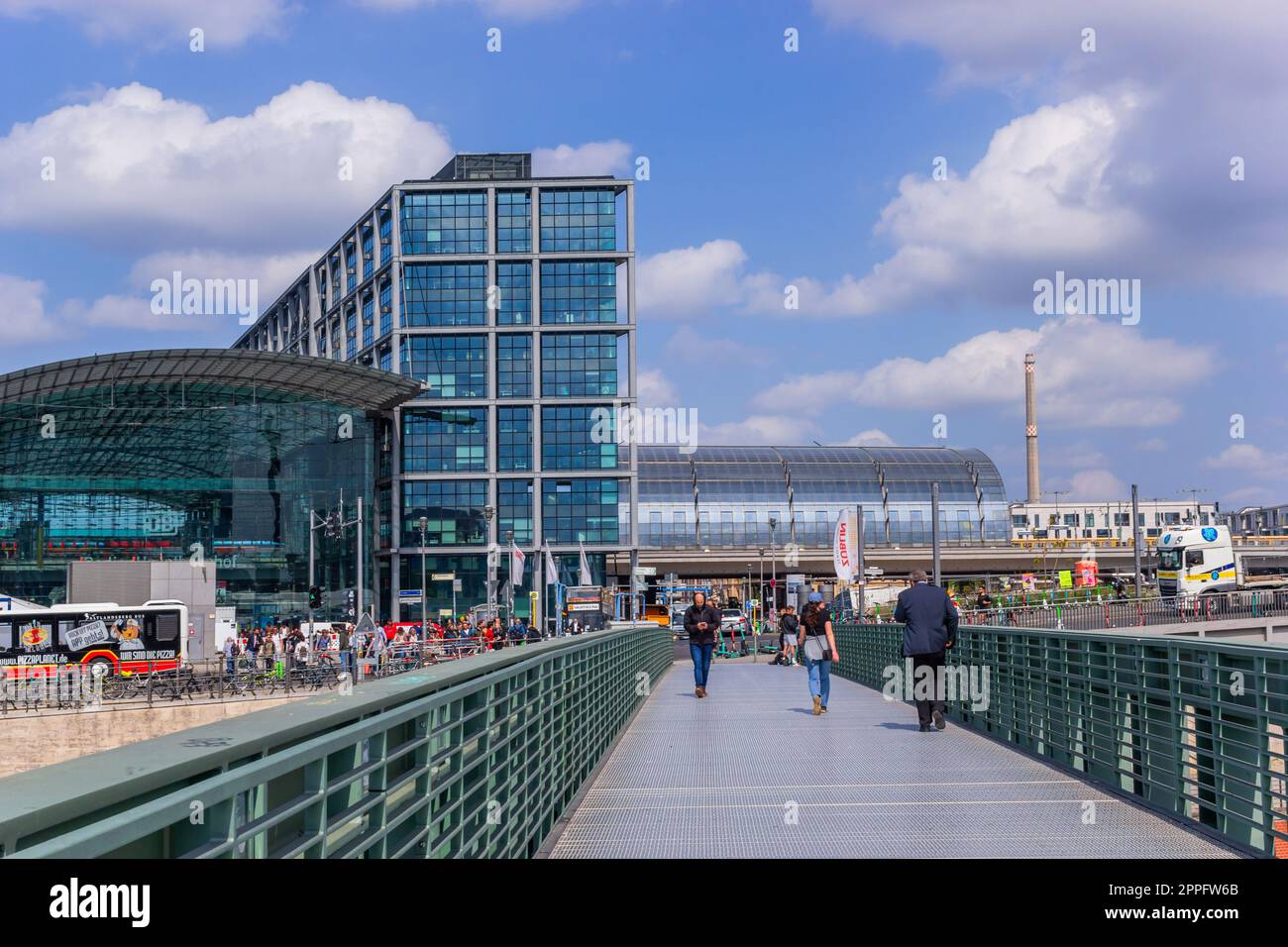 Berlin central train station -Fotos und -Bildmaterial in hoher ...