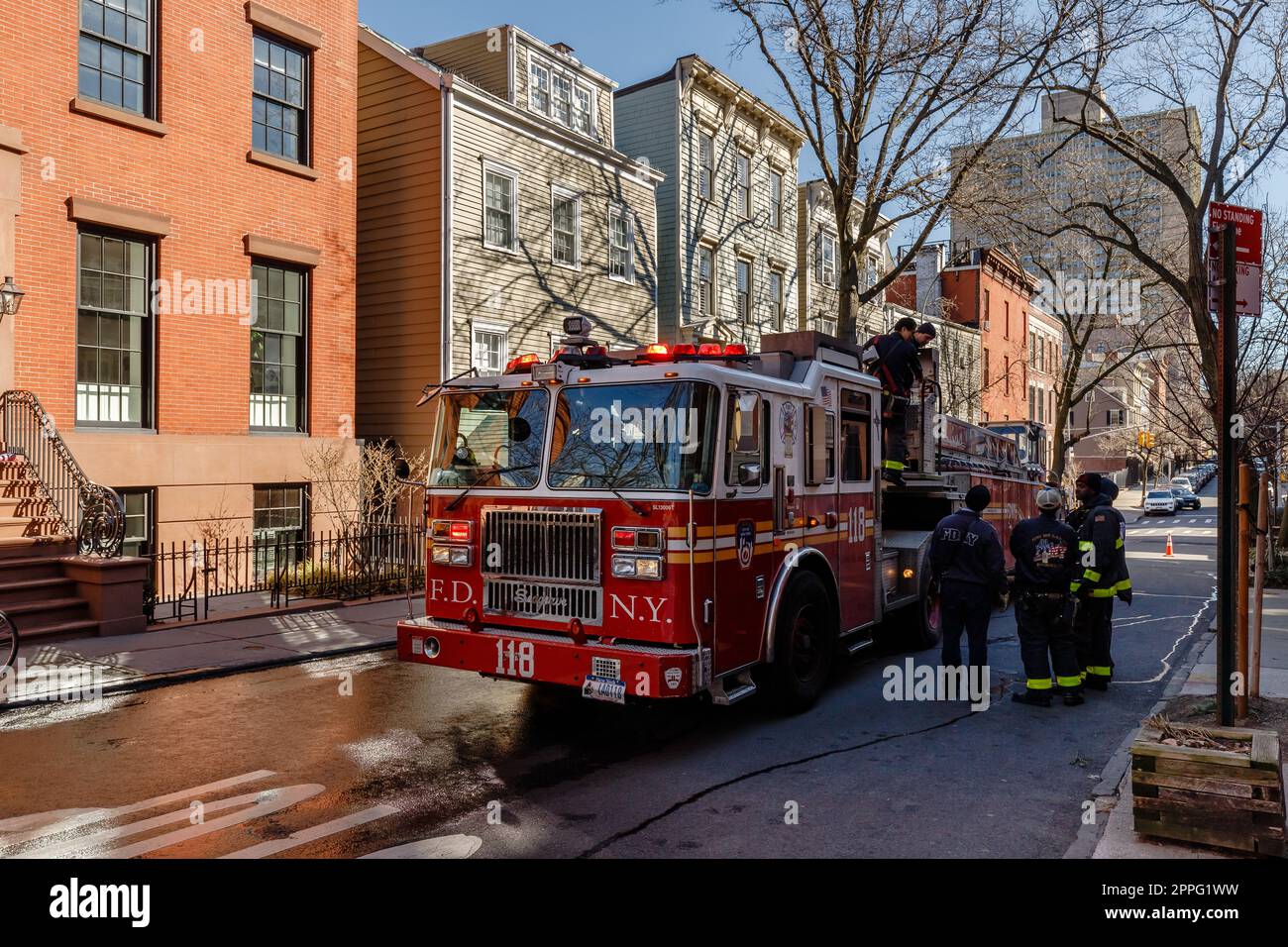 Ladder firefighting -Fotos und -Bildmaterial in hoher Auflösung – Alamy