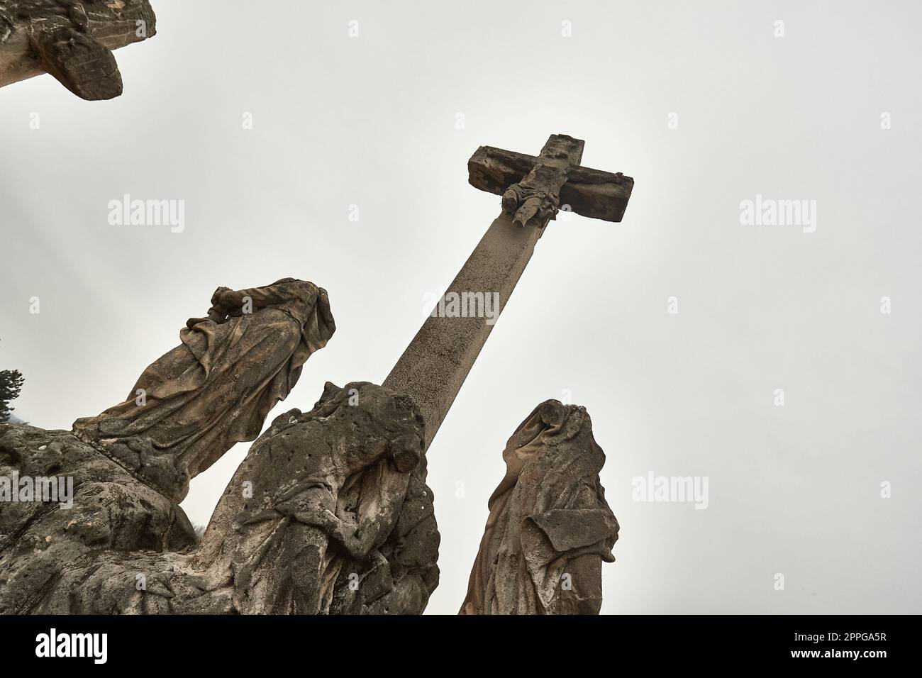 Drei kreuze auf golgotha -Fotos und -Bildmaterial in hoher Auflösung – Alamy