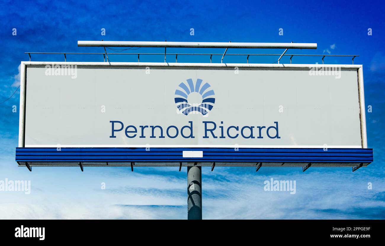 POZNAN, POL - 1. MAI 2022: Werbetafel mit dem Logo von Pernod Ricard ...