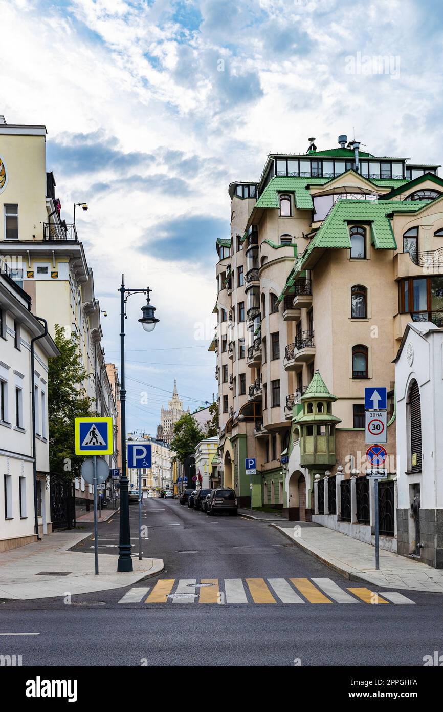 Moskau, Russland - 7. August 2022: Sechenovskiy pereulok der Ostozhenka ...