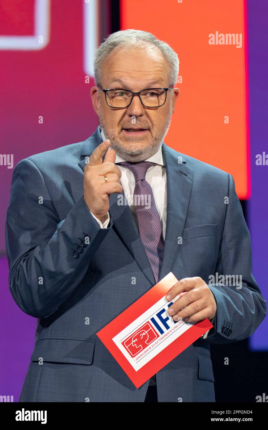 Senior vice president ifa -Fotos und -Bildmaterial in hoher Auflösung ...