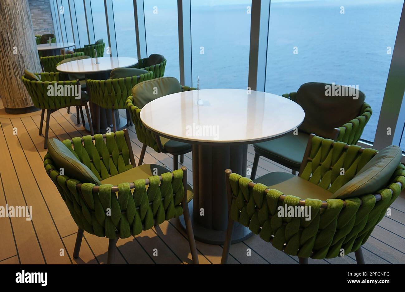 Cruise ship deck -Fotos und -Bildmaterial in hoher Auflösung – Alamy