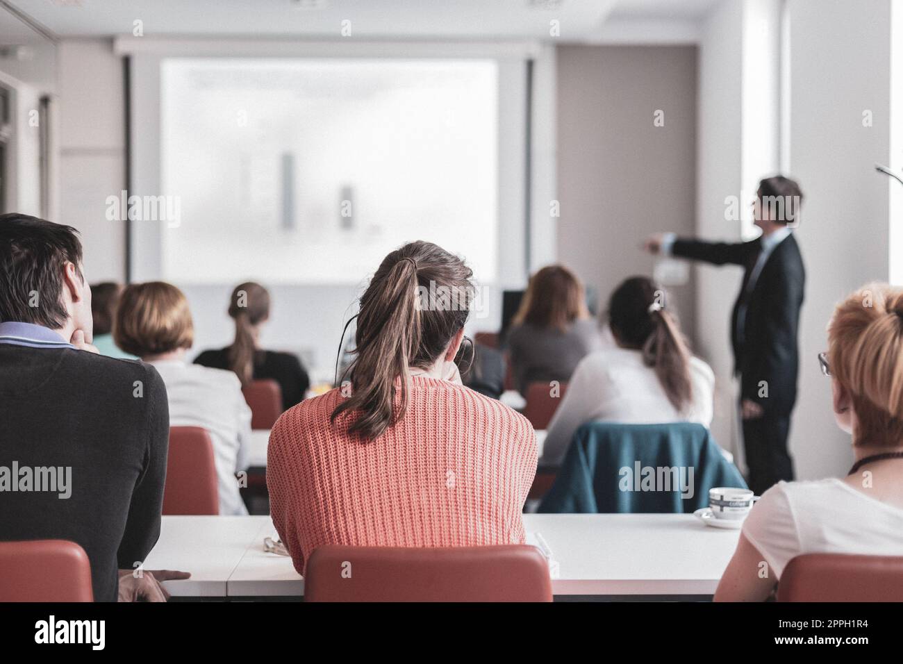 Referent bei der Präsentation im Hörsaal der Universität. Die ...