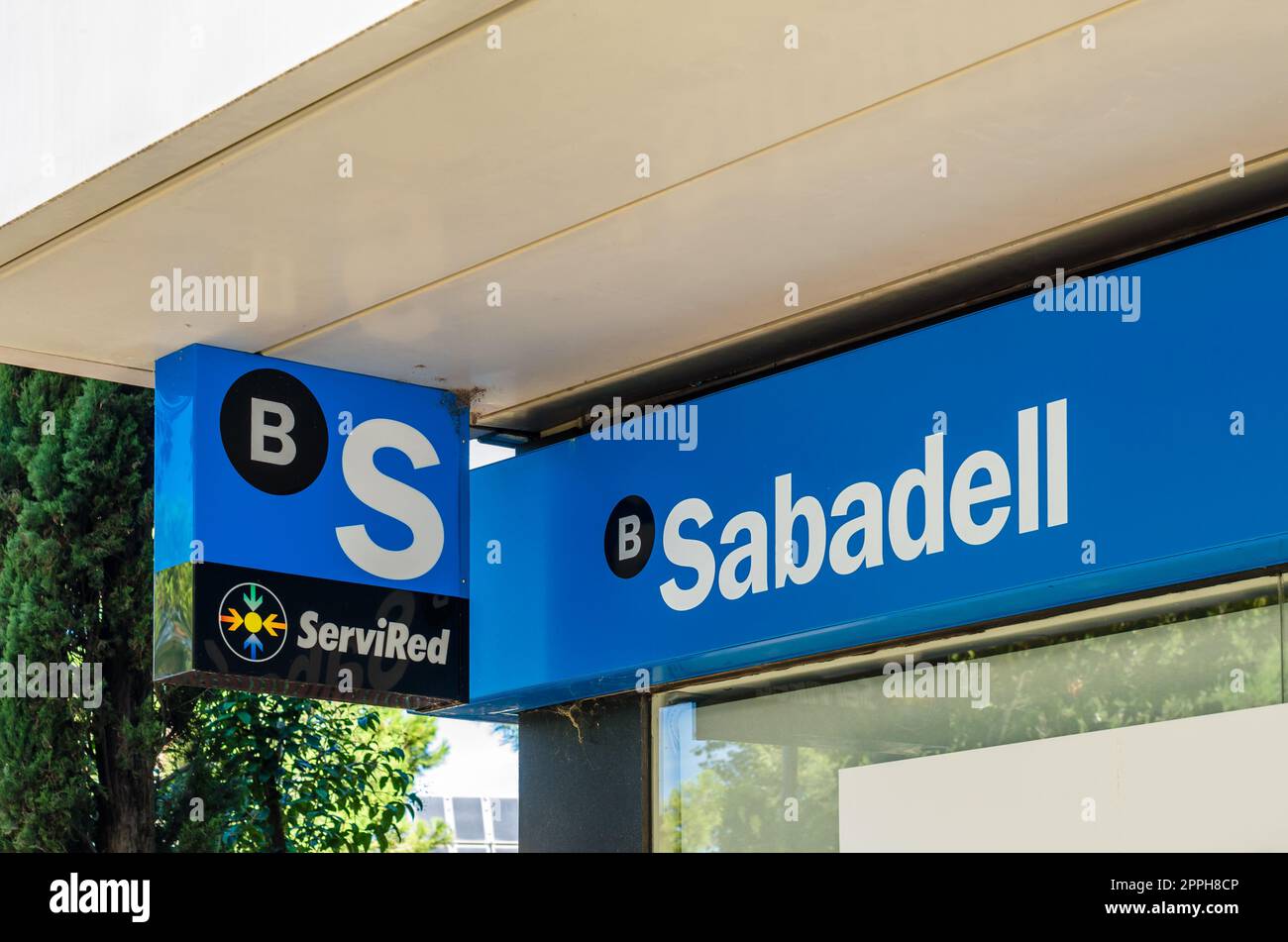 MADRID, SPANIEN - 26. SEPTEMBER 2021: Bankfiliale der Banco Sabadell in ...