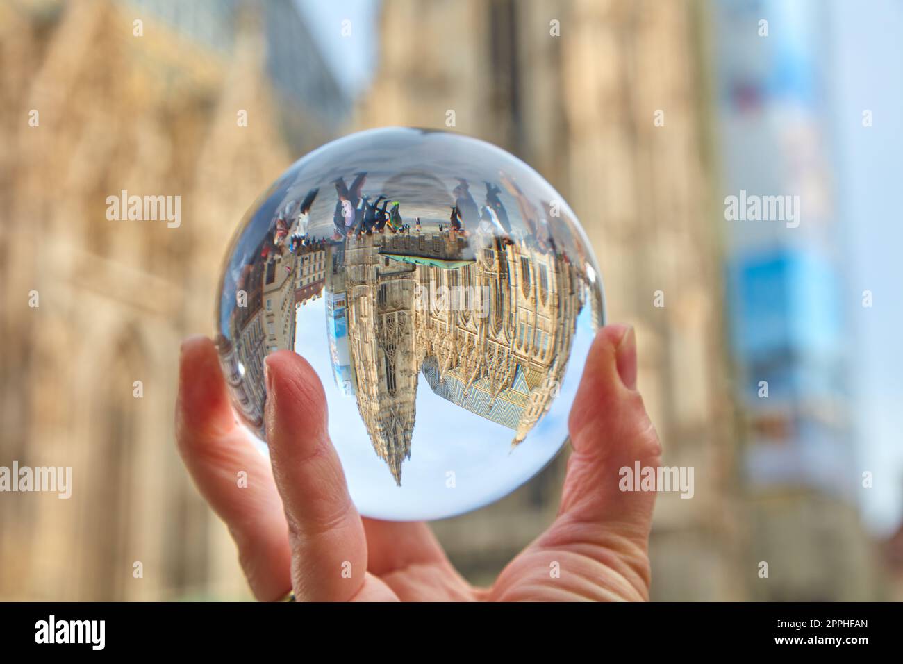 Crystal sphere -Fotos und -Bildmaterial in hoher Auflösung – Alamy