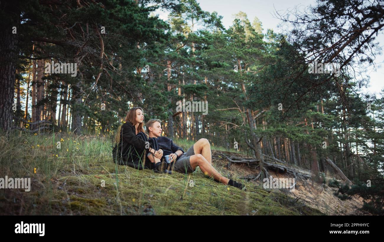 Mann und frau zusammen im wald -Fotos und -Bildmaterial in hoher ...