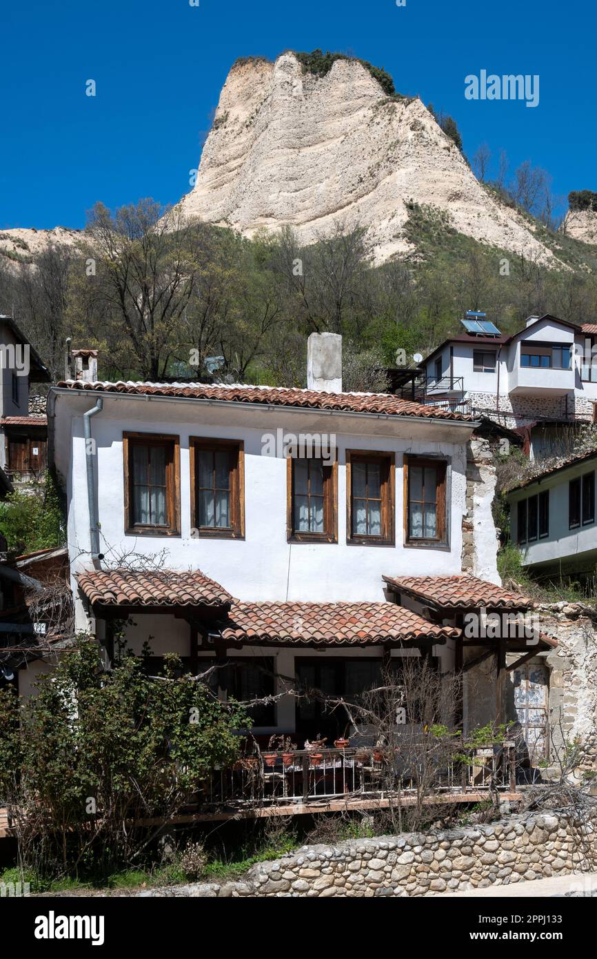 MELNIK, BULGARIEN - 13. APRIL 2023: Typische Straßen und alte Häuser in ...