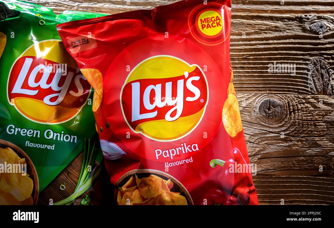POZNAN, POL - 17. AUGUST 2022: Packs of Lay's Potato Chips, eine ...