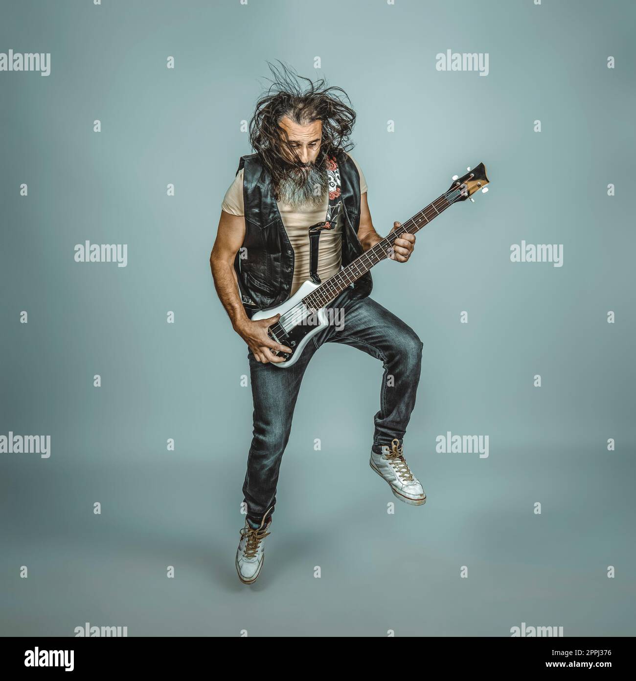 Rocker langen bart und haare -Fotos und -Bildmaterial in hoher ...