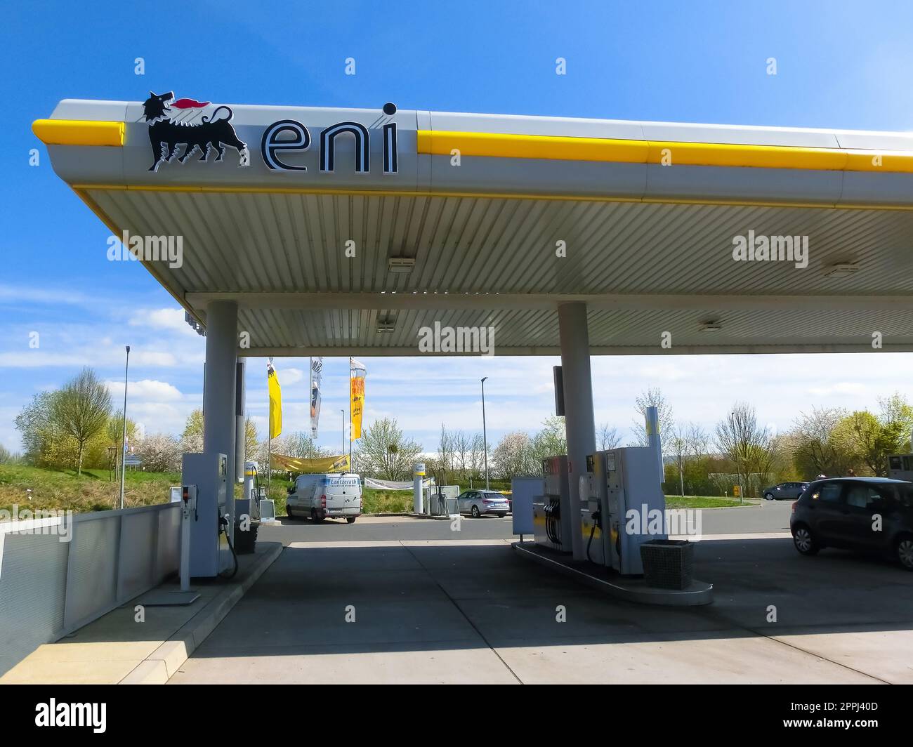 Blick auf die Eni-Tankstelle in Dresden. ENI S.p.A. ist ein ...