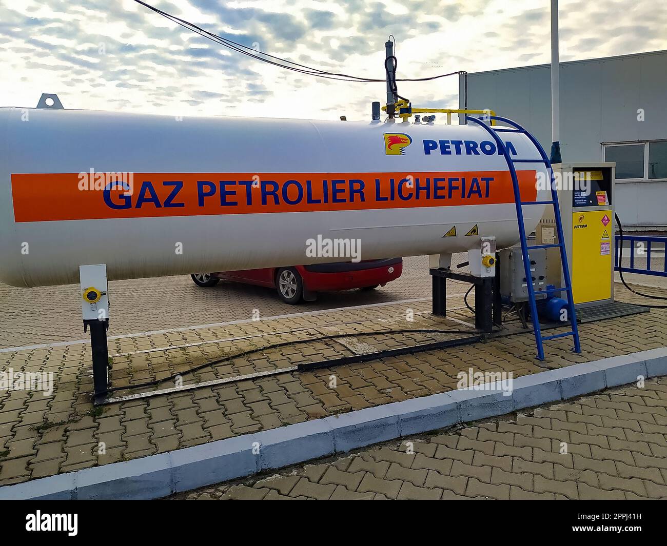 Omv tankstelle zapfsäule -Fotos und -Bildmaterial in hoher Auflösung ...