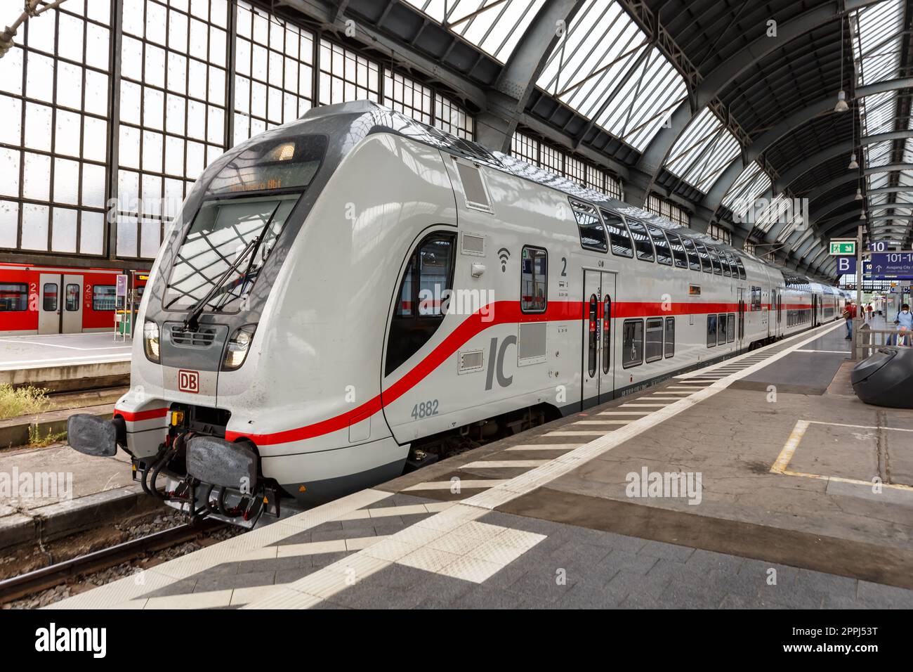 Intercity-IC-Zugtyp Twindexx Vario von Bombardier der DB Deutsche Bahn am Hauptbahnhof Karlsruhe ...