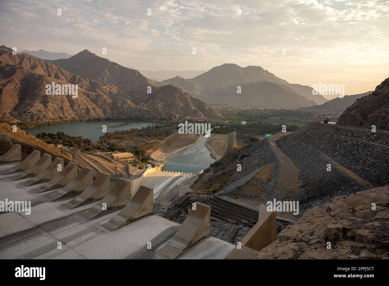 Damm spillway wand -Fotos und -Bildmaterial in hoher Auflösung – Alamy