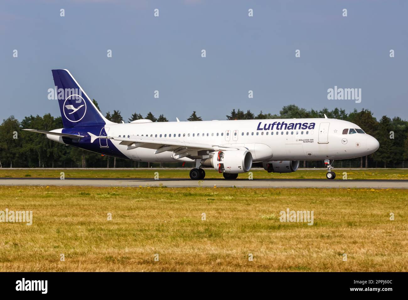 Lufthansa Airbus A320 Flugzeug am Flughafen Hamburg in Deutschland ...