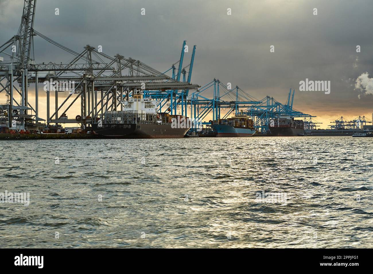 Moderne containerschifffahrt -Fotos und -Bildmaterial in hoher ...