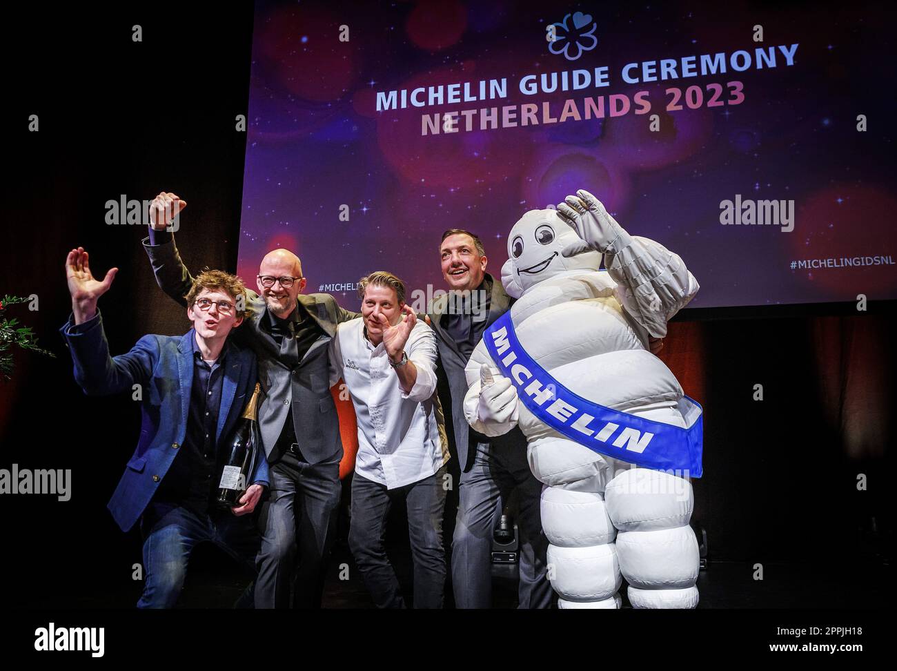 AMSTERDAM - Gewinner Leon Mazairac (m) von Karel V aus Utrecht feiert ...