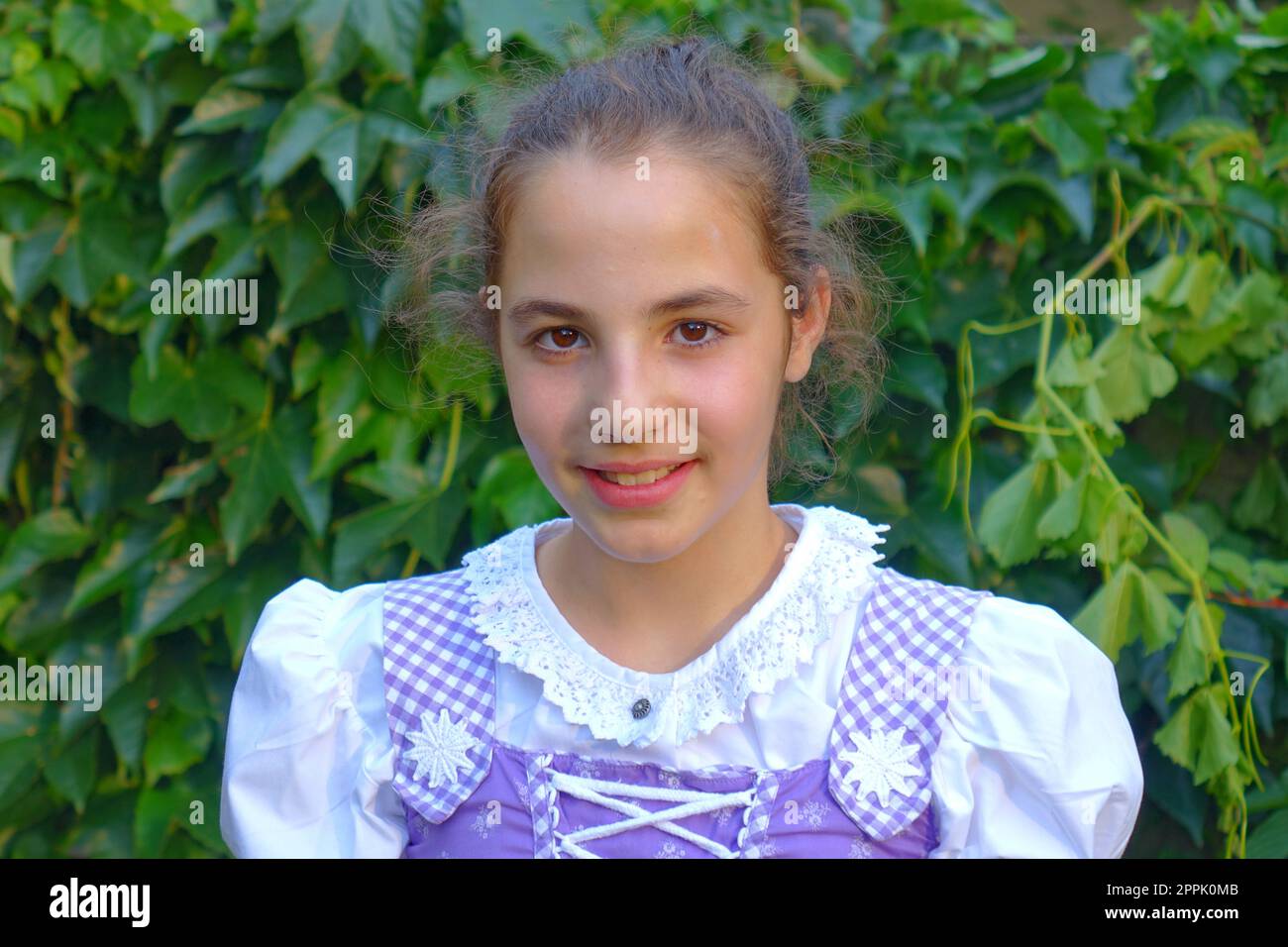 Braunes haar mädchen -Fotos und -Bildmaterial in hoher Auflösung – Alamy