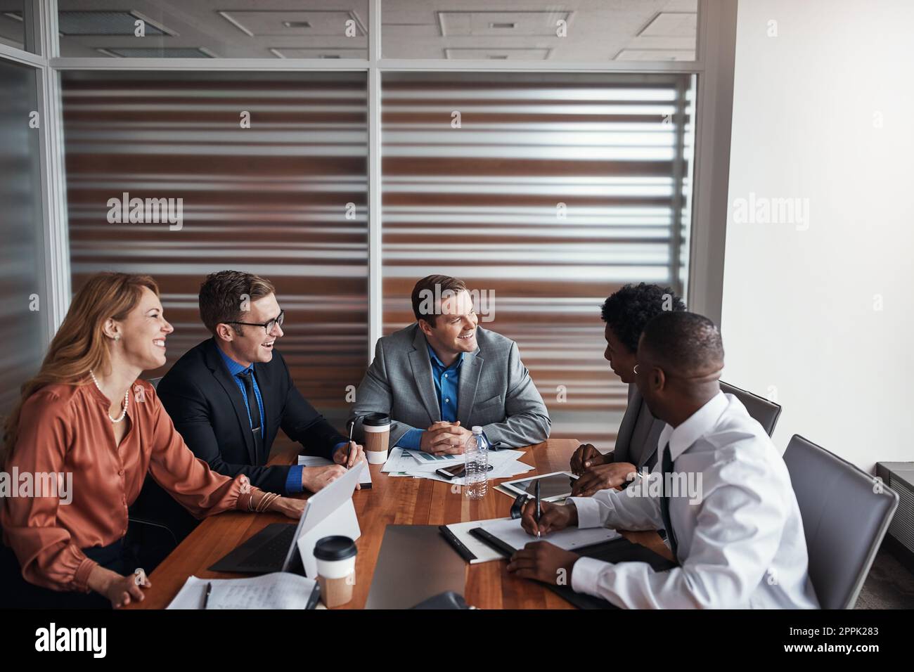 Ihre besten Ideen am Tisch zu sammeln. Eine Gruppe von Geschäftsleuten ...