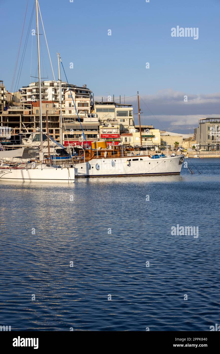 Athen, Piräus, Griechenland - 18. Oktober 2022: Blick auf den Hafen in ...