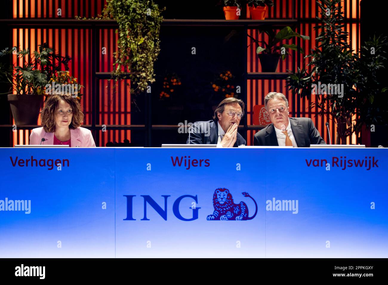 AMSTERDAM - Herna Verhagen (L), Hans Wijers, Vorsitzender des ...