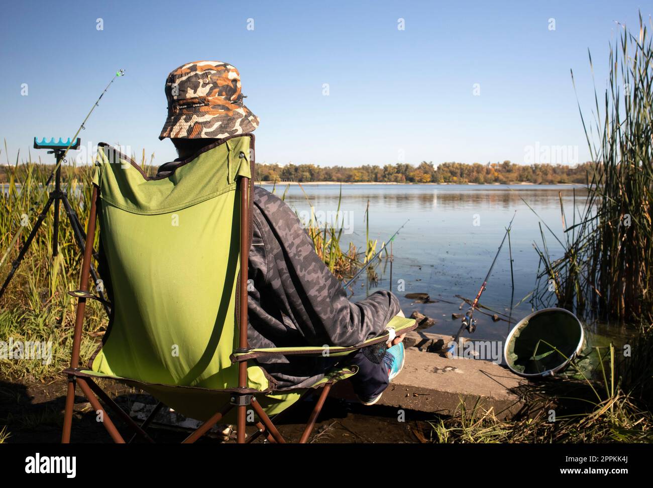 Fischer sitzt auf einem stuhl -Fotos und -Bildmaterial in hoher ...