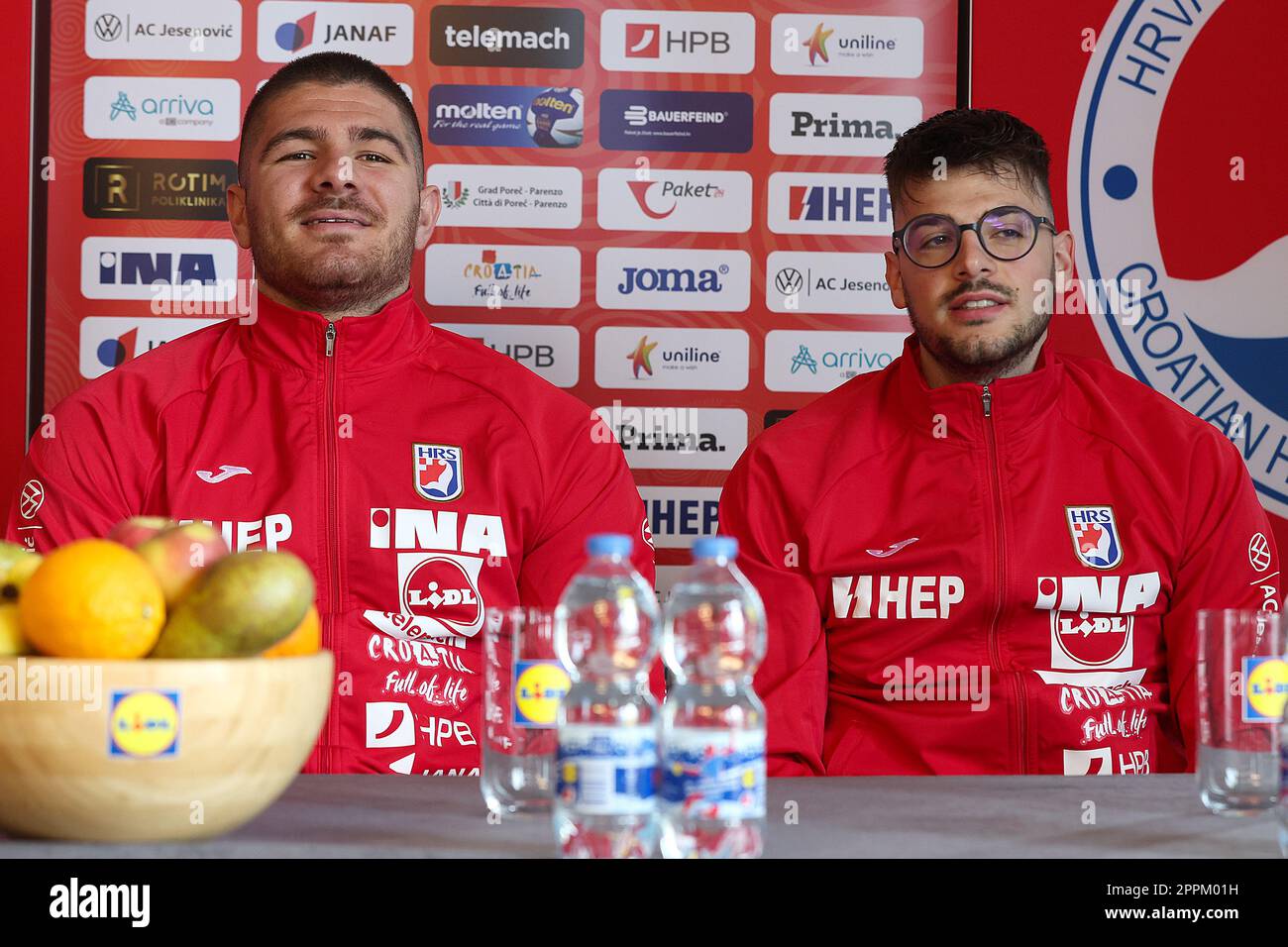 Zagreb, Kroatien. 24. April 2023. Marin Sipic und Filip Glavas auf der Pressekonferenz der ...