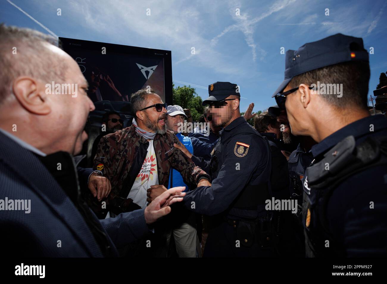 Two National Police officers in front of Falange sympathizers before ...