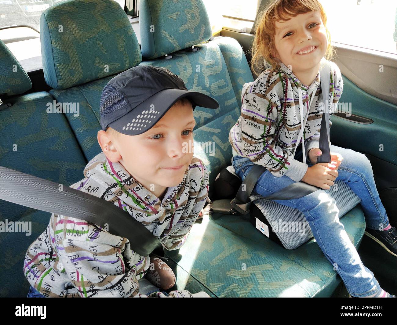Kind im kindersitz auto -Fotos und -Bildmaterial in hoher Auflösung – Alamy
