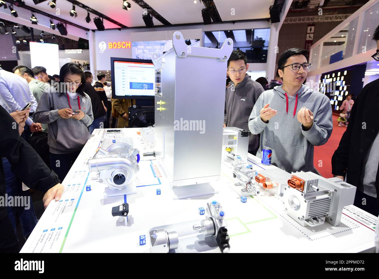 SHANGHAI, CHINA - 21. APRIL 2023 - Besucher besuchen den Stand der ...