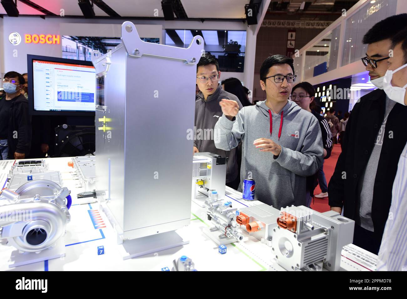 SHANGHAI, CHINA - 21. APRIL 2023 - Besucher besuchen den Stand der ...
