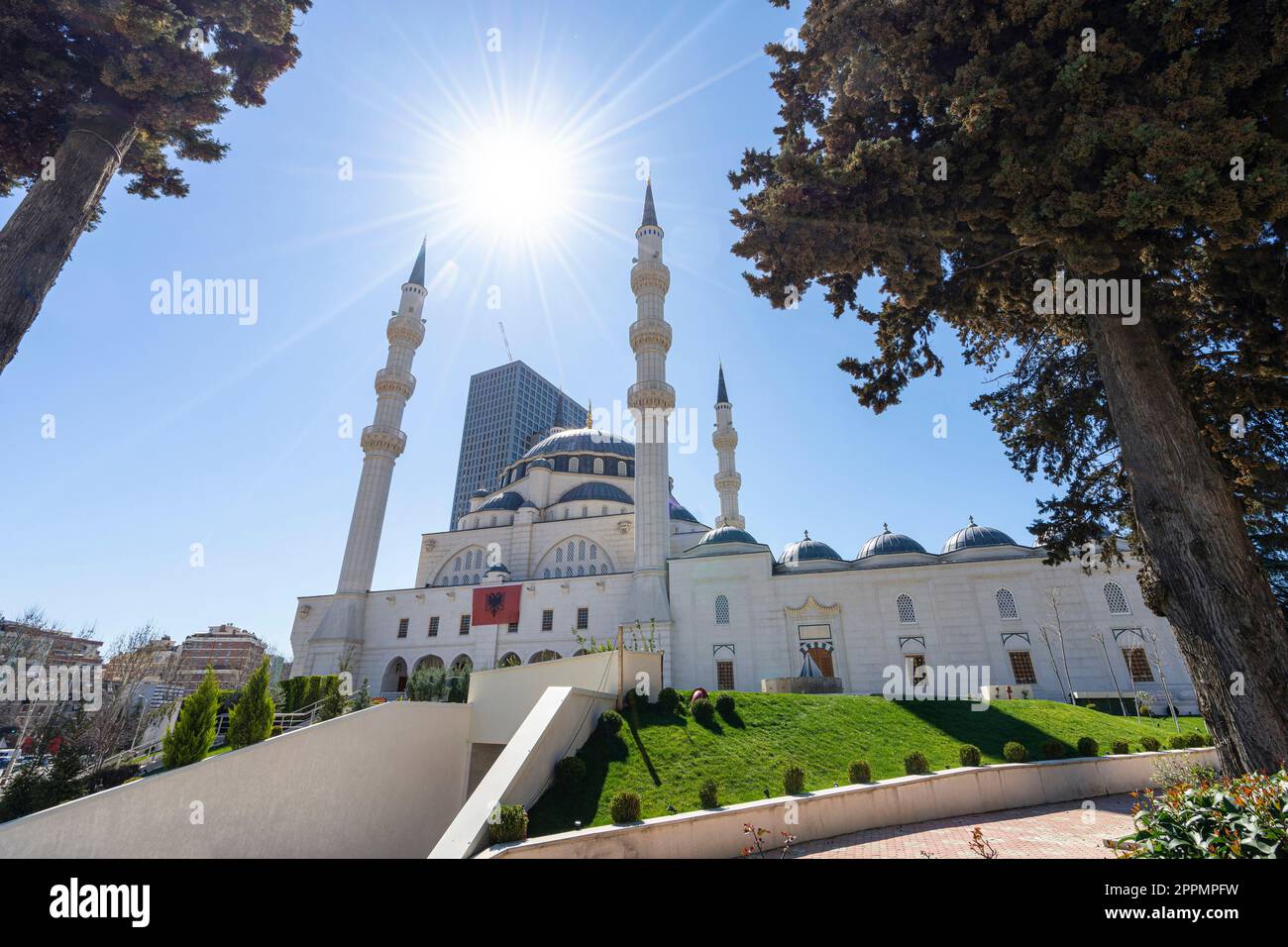 Moschee und neue stadt -Fotos und -Bildmaterial in hoher Auflösung – Alamy