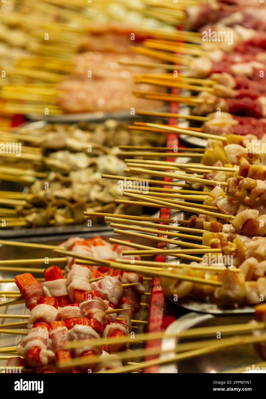 Auf dem Jodd Fairs Night Market im Rama iX, Bangkok, Thailand, wird ...