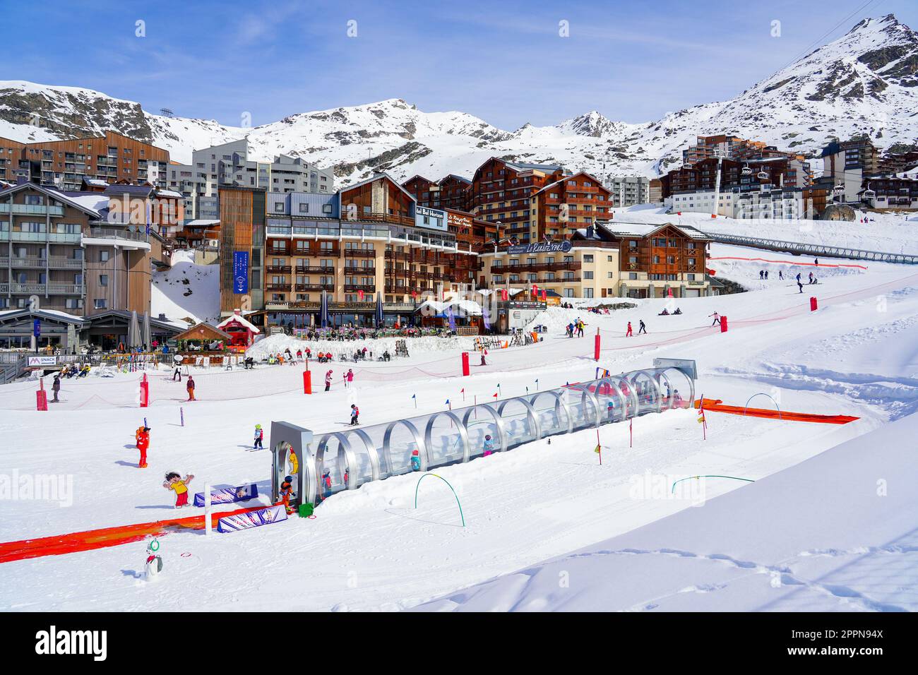 Tapis Roulant dans un Tunnel de Verre sur la piste de Ski d'une école ...