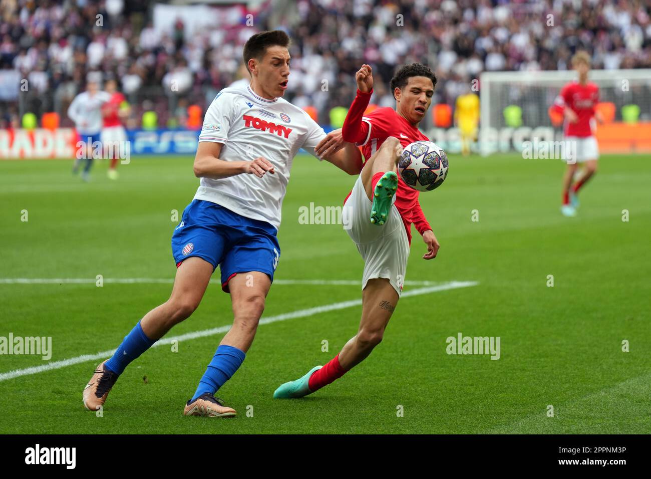 GENF – (lr) Ante Kavelj von Hajduk Split, Ro-Zangelo Daal von AZ während des Finalspiels der ...