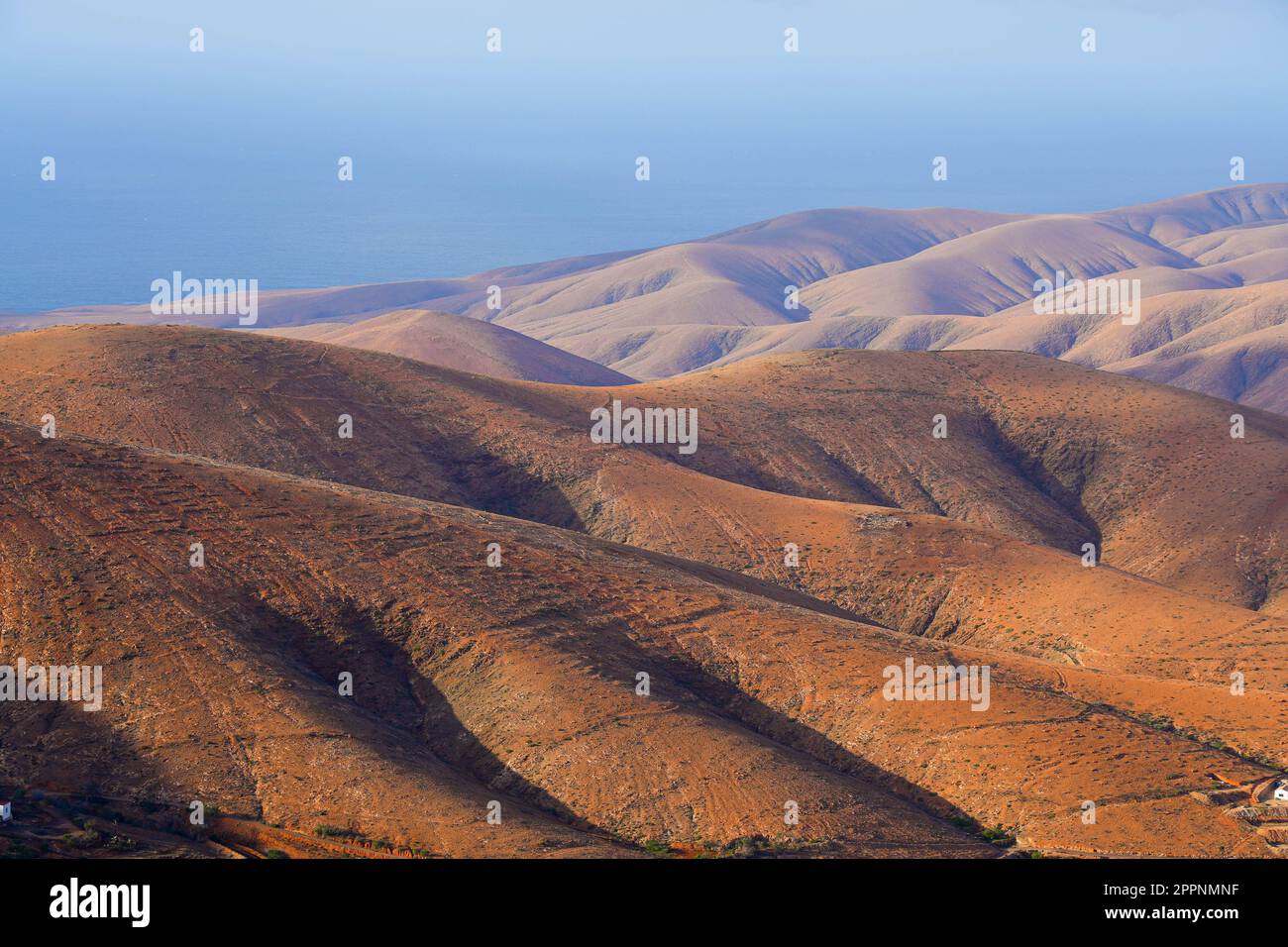 Panoramablick über sandige Berge, die vom Wind im Westen der Insel ...