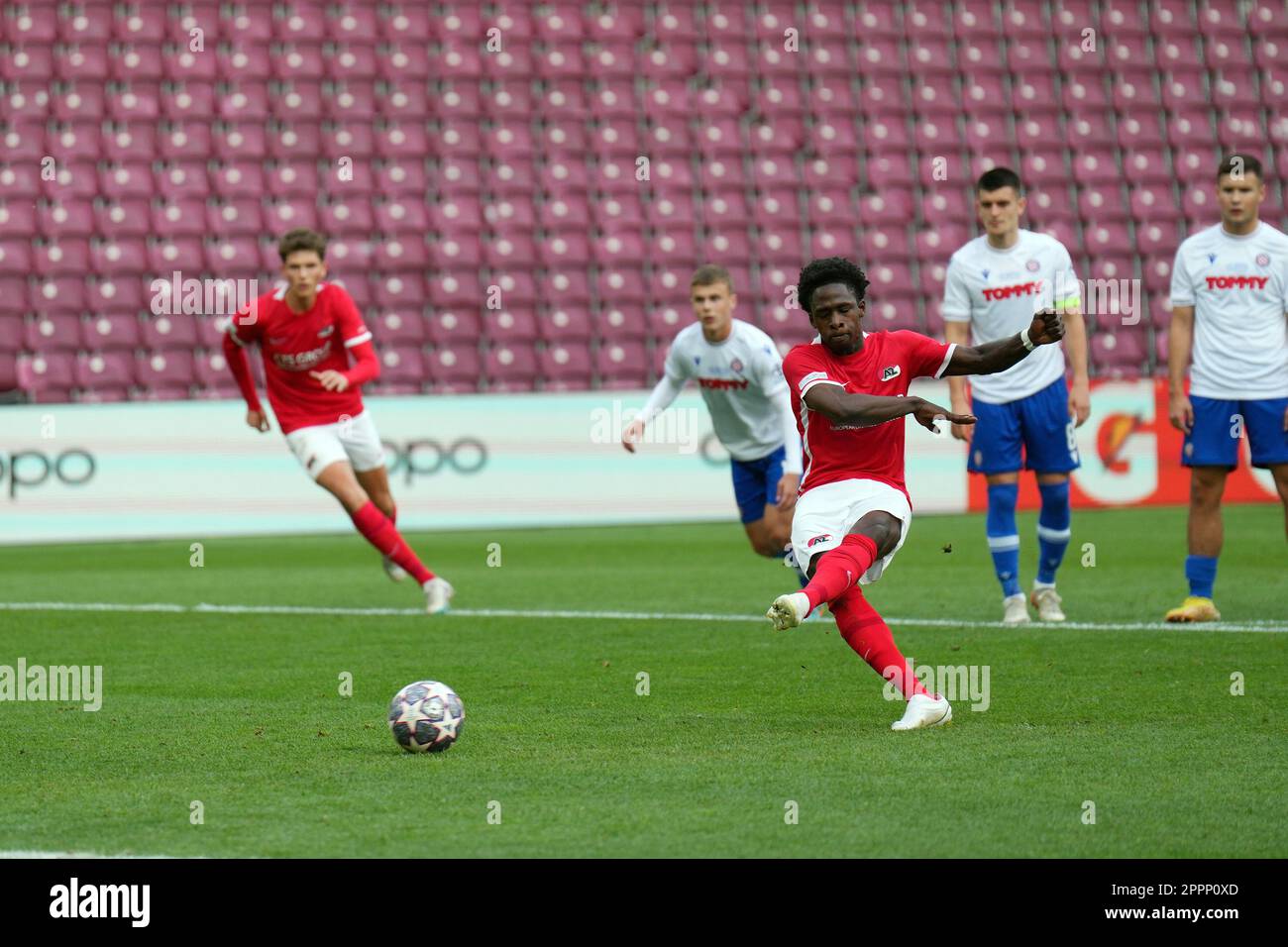 GENF – Jayden Addai von AZ erzielt am 24. April 2023 im Stade de Geneve in Genf, Schweiz, beim ...