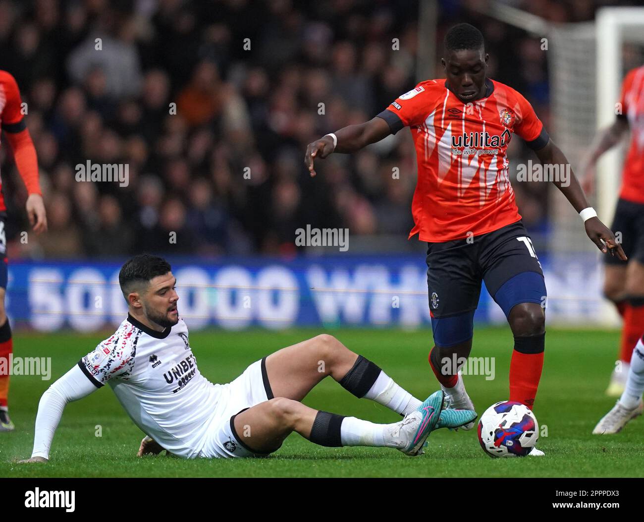 Alex Mowatt (links) von Middlesbrough fordert Luton Town beim Sky Bet ...