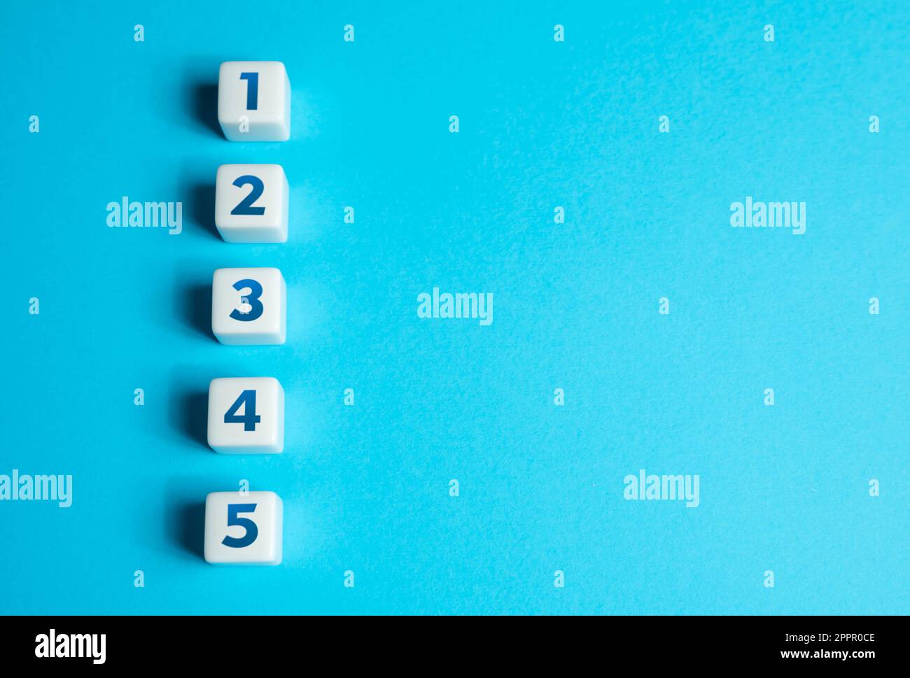 Liste mit fünf Elementen. Aufgaben festlegen, Prioritäten setzen. Ein ...