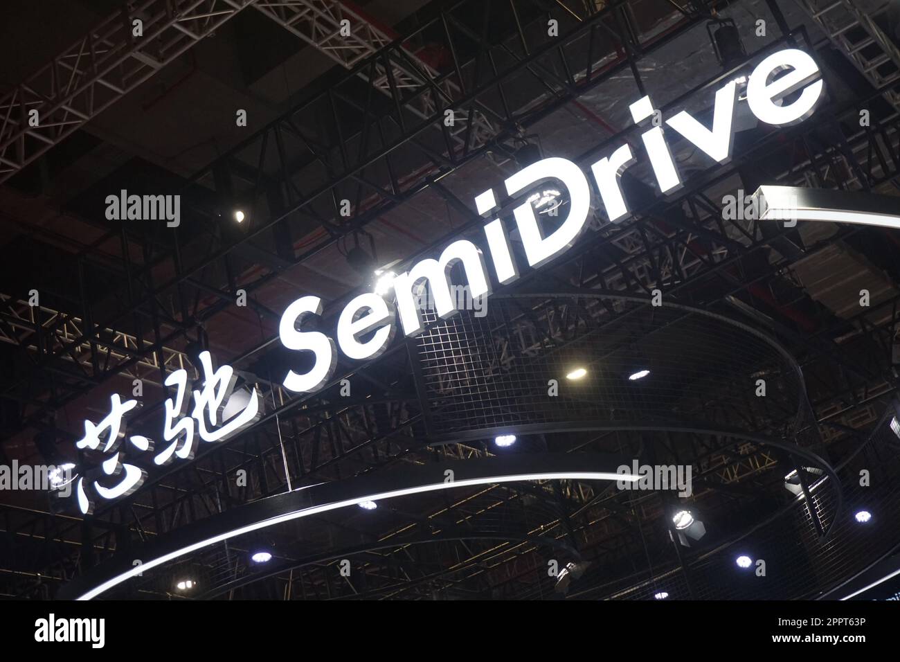 SHANGHAI, CHINA - 19. APRIL 2023 - der Stand von SemiDrive Technology ...