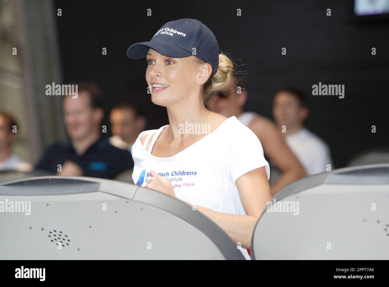 Sarah Murdoch macht sich beim Foxtel Lap-Event ein wenig Mühe, um für ...