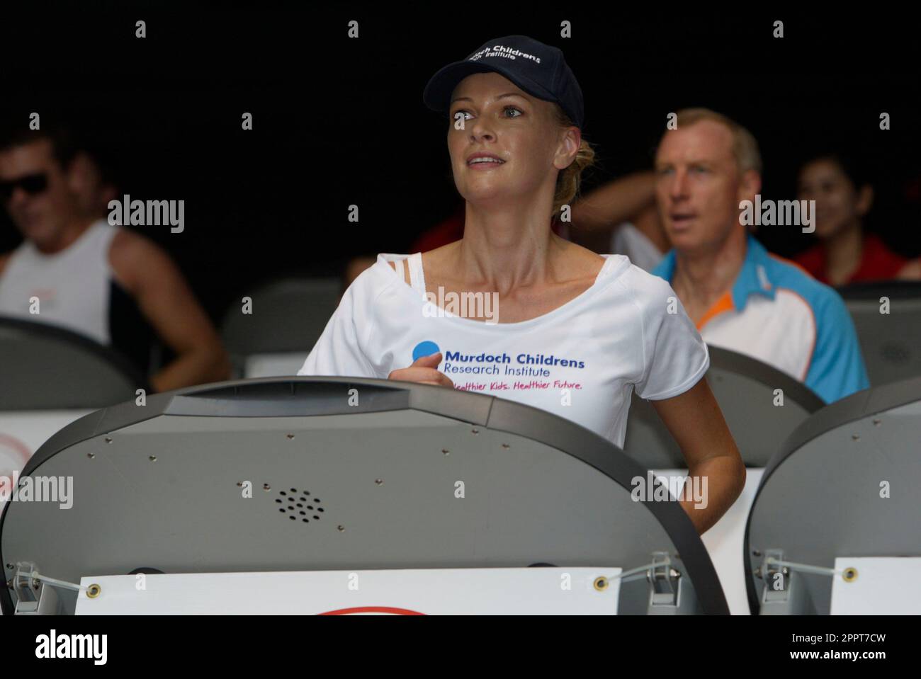 Sarah Murdoch macht sich beim Foxtel Lap-Event ein wenig Mühe, um für ...